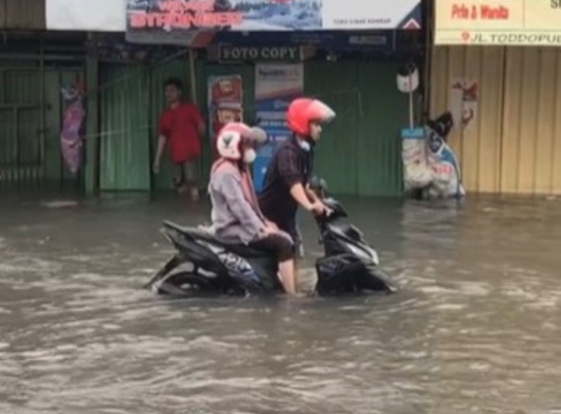 Romantis! Pria ini Rela Terobos Banjir Sambil Dorong Motor yang Dinaiki ...